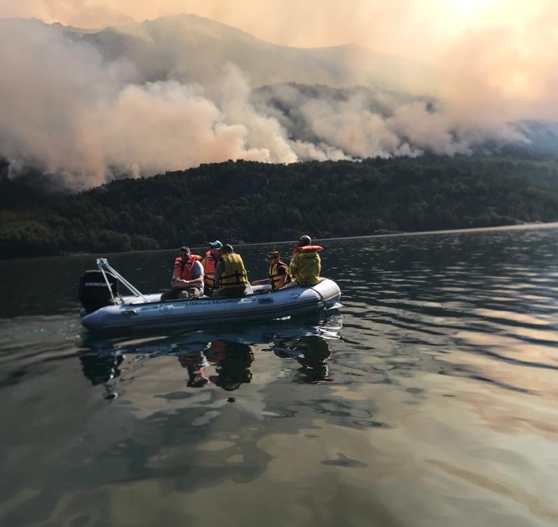 EL INCENDIO DE LAGO MARTIN ESTARÍA CONTENIDO – Bariloche Digital