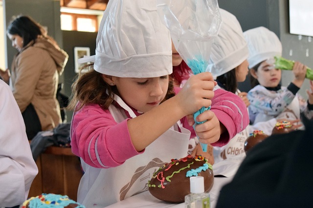 CIENTOS DE MINI CHOCOLATEROS REPARTIERON DULZURA Y MUCHAS RISAS EN LA ...