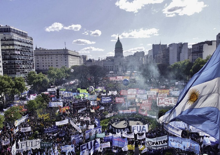 MILEI BUSCA QUE LO HECHEN, PARECE NO SABER QUÉ HACER E INSISTE EN SUS ...